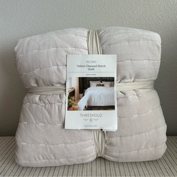 Threshold | Bedding | Nwt Fullqueen Channel Stitch Velvet Quilt Cream ...